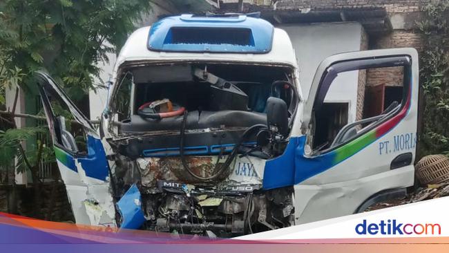Bus Moria Tabrak Truk Lagi Parkir di Taput, 14 Orang Luka