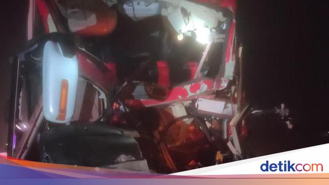 Bus Madu Kismo Tabrak Truk di Tol Ngawi, 8 Penumpang Luka