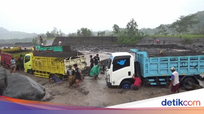 6 Truk Penambang Pasir Diterjang Banjir Lahar Semeru Lumajang