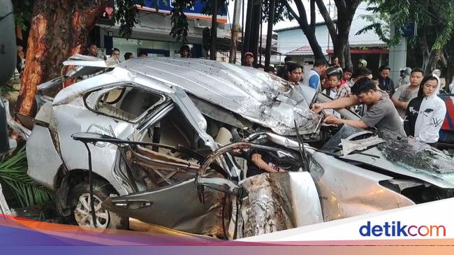 Avanza Ringsek Usai Tabrak Pohon di Palembang, 1 Orang Tewas dan 4 Luka