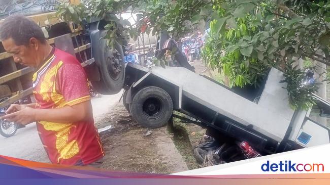 Tak Kuat Nanjak, Mobil Derek Truk di Bogor Mundur Timpa 4 Motor
