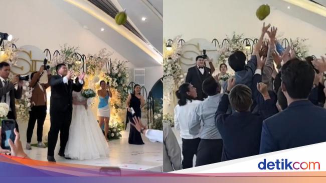 Anti Mainstream Bukan Buket Bunga Pengantin Ini Lempar Durian Ke Tamu