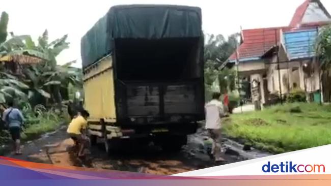 Belum Lama Jalan Dibuka, Truk Batu Bara Terguling di Jambi Bikin Macet Lagi