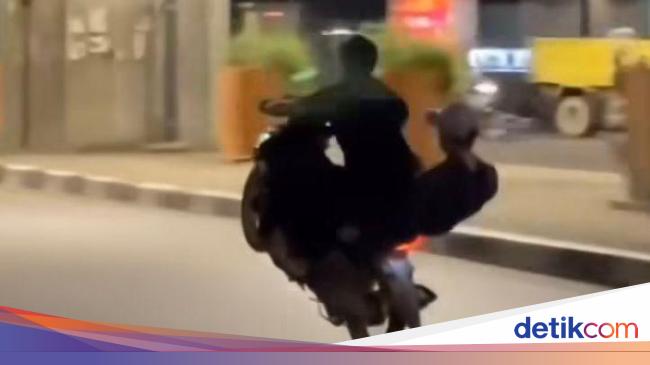 Viral 2 Pria Boncengan Motor di Makassar Freestyle-Berpose Depan Kamera ETLE