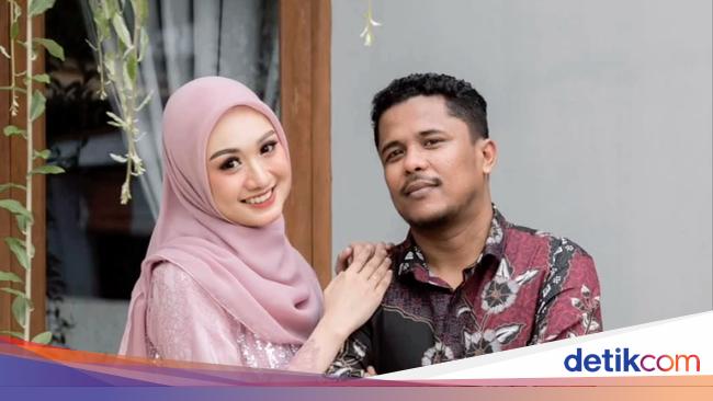 7 Foto Lamaran Komika Mamat Alkatiri & Penggemar yang Kini Jadi Calon Istri