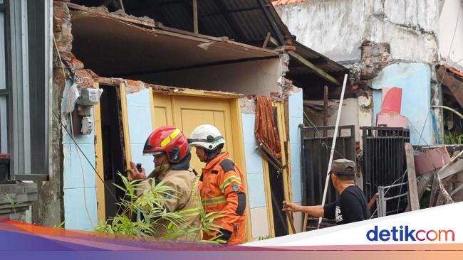 Rumah di Kembang Kuning Surabaya Runtuh Diterjang Hujan dan Angin Kencang