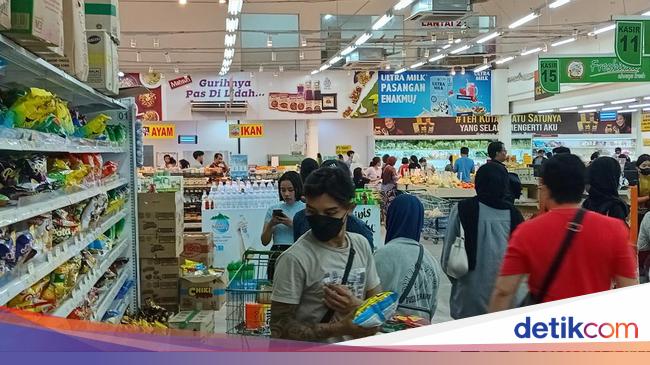 Warga Denpasar Serbu Supermarket Jelang Nyepi, Belanja Sembako hingga ...