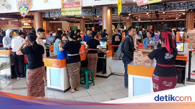 Toko dan Supermarket di Badung Diserbu Pengunjung Jelang Nyepi-Ramadan