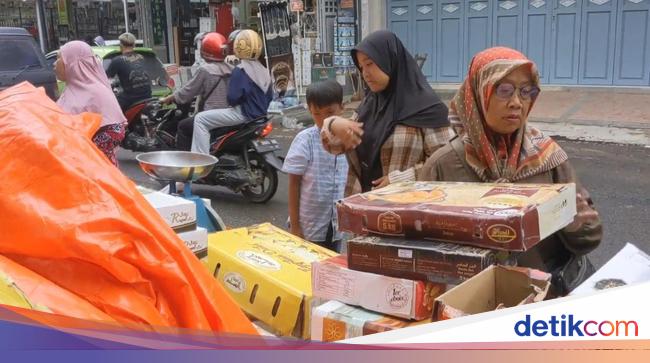 Toko Kurma di Cirebon Diserbu Warga Jelang Ramadan 2024