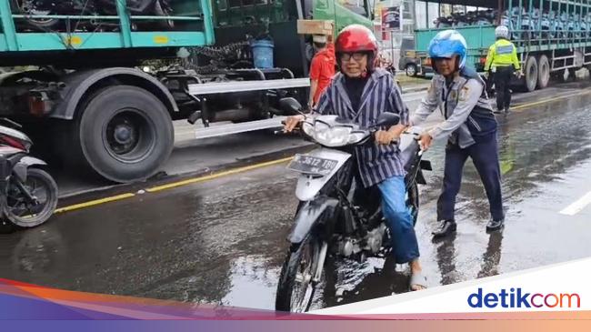 Sejumlah Roda Dua Mogok Dampak Banjir di Pantura Rejoso Pasuruan