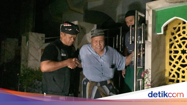 Suasana Salat Tarawih Pertama Bertepatan Nyepi di Masjid Kampung Bugis Tuban
