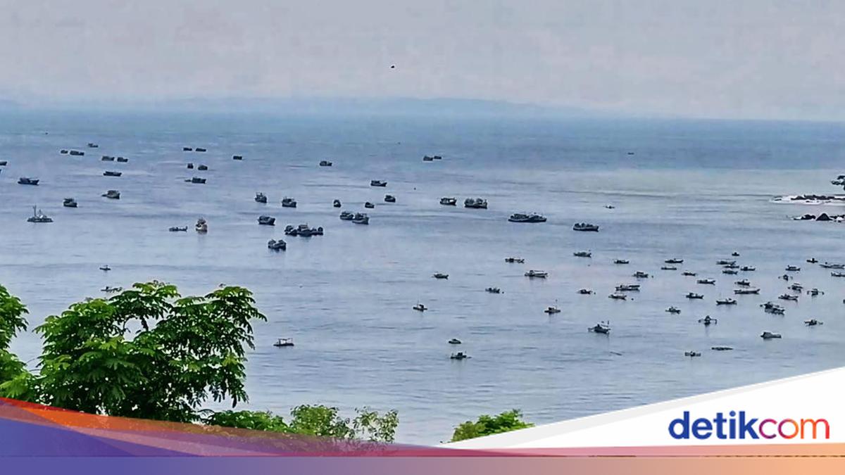 Cuaca Buruk, Puluhan Perahu Nelayan Jateng Tertambat di Cikembang Sukabumi