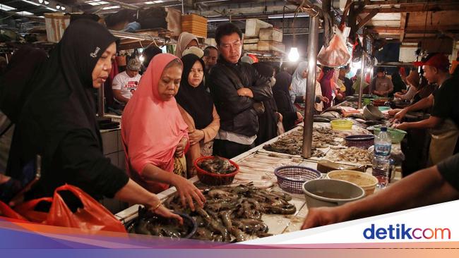 Ramainya Pasar Koja Baru Sehari Jelang Ramadan