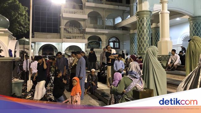 Ribuan Jemaah Padati Masjid Jami Kota Malang di Tarawih Pertama
