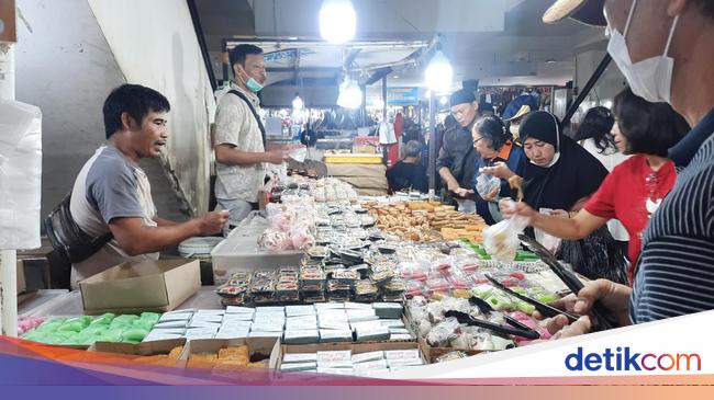 Jelang Berbuka, Warga Berburu Takjil di Pasar Senen