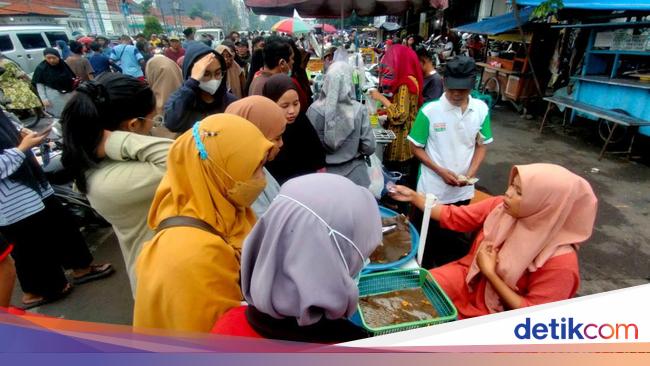 Potret Berburu Takjil di Pasar Karangmenjangan Surabaya