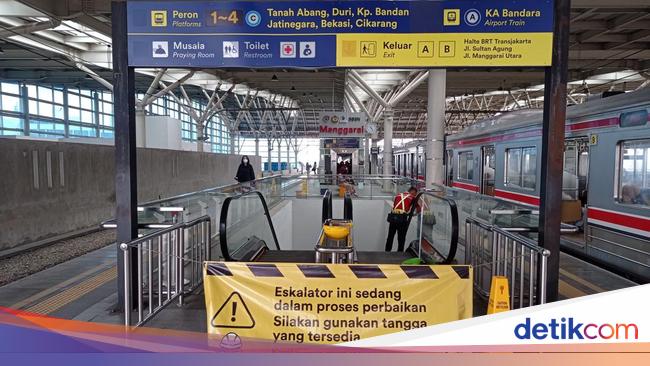 Eskalator Peron 11-12 Stasiun Manggarai Masih Mati, Warga Antre Gunakan ...