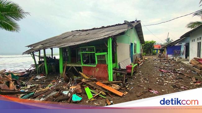 Rumah-Warung Hancur Diterjang Rob, Warga Pesisir Citepus Mengungsi