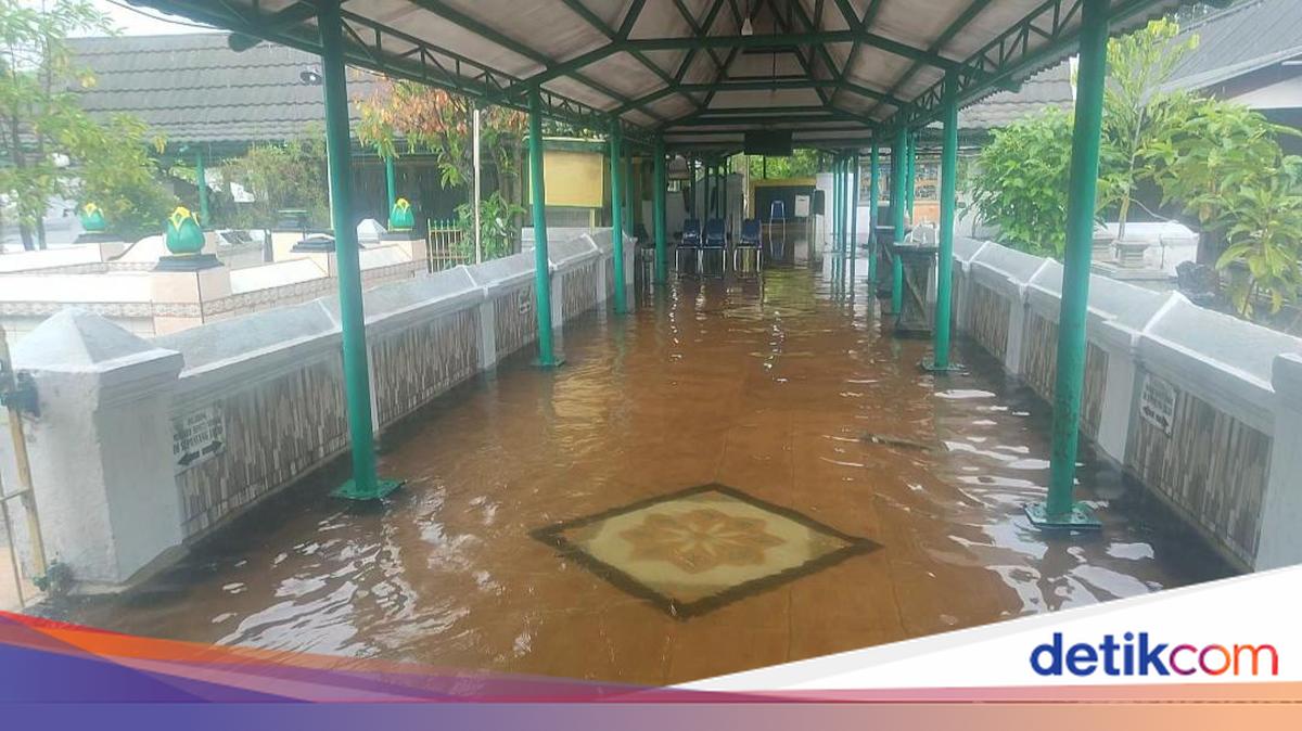 Area Makam Sunan Kalijaga di Demak Kebanjiran