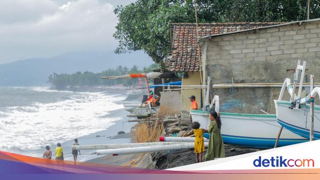Belasan Rumah Terdampak Abrasi Pantai di Mataram, 30 KK Terpaksa Mengungsi