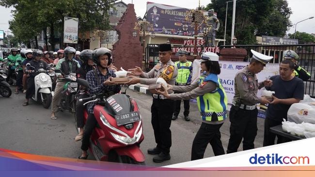 Ramadan Berkah, Polisi di Kota Mojokerto Berbagi Takjil ke Pengguna Jalan