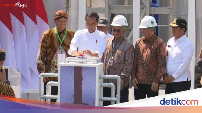 Jokowi Resmikan Pabrik Minyak Makan Merah Pertama di RI Jokowi Resmikan Pabrik Minyak Makan Merah Pertama di RI