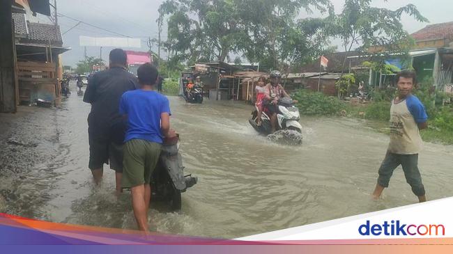 Jalan Alternatif Prampelan Demak Banjir, Motor Banyak yang Mogok