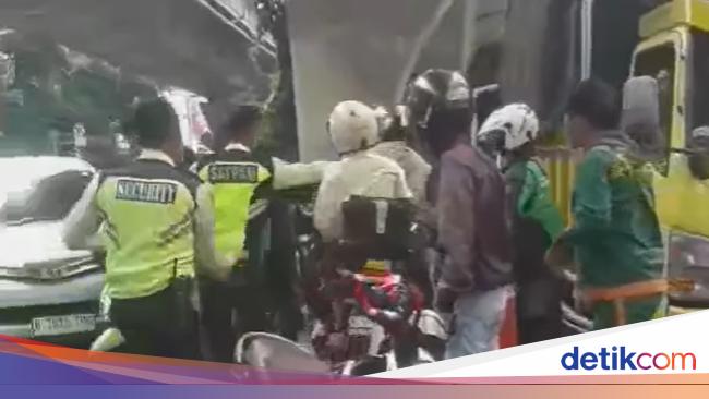 Keributan Pemotor Lawan Arah di Jaksel hingga Sekuriti Disiram Cairan
