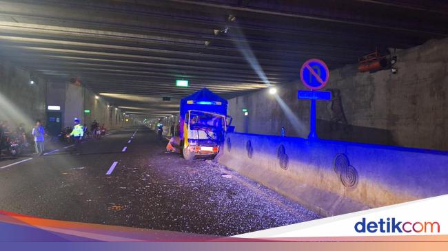 Ringsek! Truk Tabrak Pembatas Jalan di Underpas Bandara YIA Kulon Progo