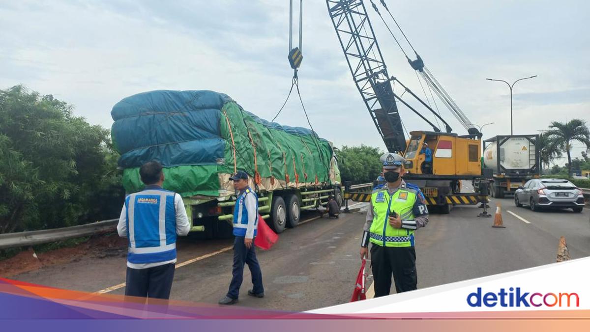 Ada Truk Terperosok di Tol JORR Arah Jatiasih, Lalin Macet