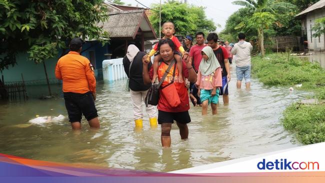 Nestapa Warga Satu Desa Karawang Jalani Puasa di Tengah Banjir