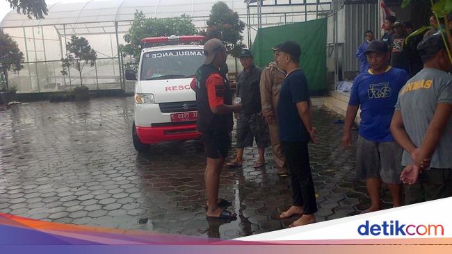 Detik-detik Evakuasi 3 Anak Tewas Usai Perahunya Terbalik Saat Banjir di Kudus