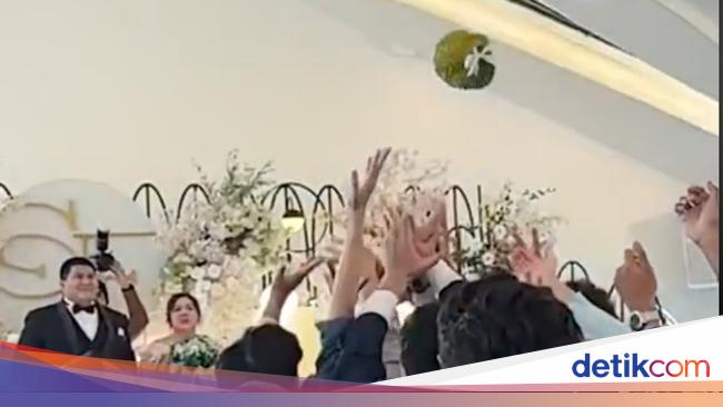 Viral Video Pernikahan Anti Mainstream, Lempar Bunga Diganti Pakai Durian