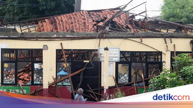 Duh! Diguyur Hujan, Atap SDN Kedaung Depok Ambruk