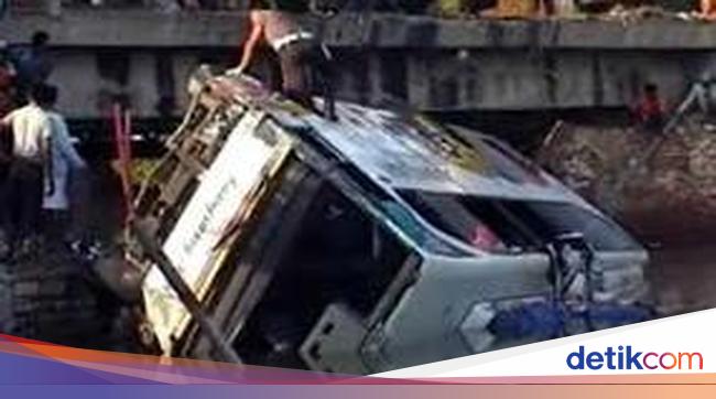 Petaka Awal Ramadan Bus Terjun ke Sungai Tewaskan 3 Orang di Tuban