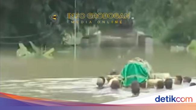 Viral Keranda Jenazah Terjang Banjir di Grobogan, Begini Kisahnya