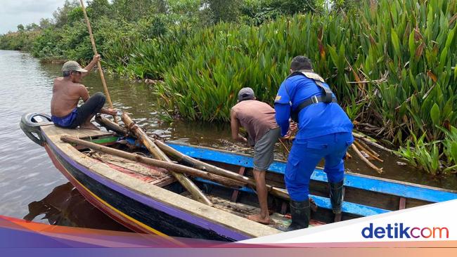 Polairud OKI Bersihkan Sungai-Pasang Rambu Cegah Laka Air