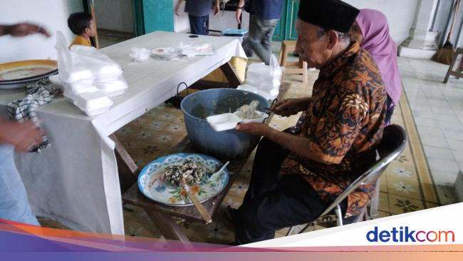 Cara Abdullah Jaga Tradisi Leluhur Lewat Bubur Harisah Khas Timur Tengah