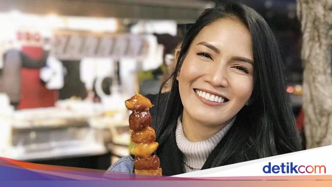 Aulia Sarah Pose Cantik Saat Jajan Yakitori dan Curry Rice