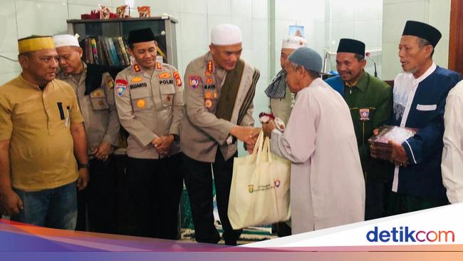 Subuh Keliling di Jakut, Polda Metro Bagikan Quran dan Sembako Subuh Keliling di Jakut, Polda Metro Bagikan Quran dan Sembako