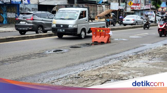 Warga Keluhkan Jalan Berlubang di Juanda Tangsel: Tiap Hari Ada yang Jatuh