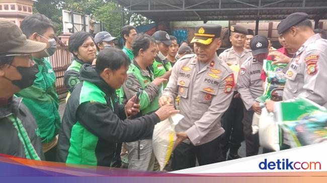 Polisi di Jaksel Bagikan Paket Sembako ke Ojol-Anak Yatim di Bulan Ramadan