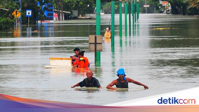 Terendam Banjir, Jalan Pantura Demak-Semarang Terputus