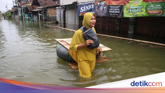 Cerita Warga Kudus Bertahan di Rumah Meski Kebanjiran Hampir Sepekan