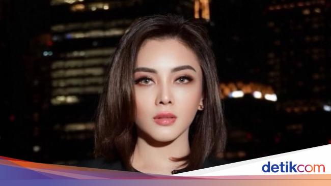 8 Potret Terbaru Dhena Devanka yang Makin Cantik & Tirus Usai Oplas di ...