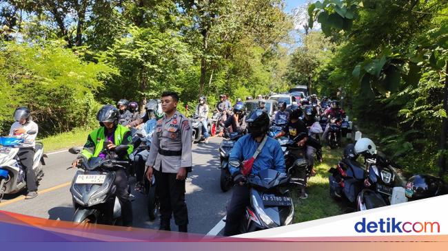 Evakuasi Mobil Adu Banteng Di Hutan Bunder Arus Lalin Jalan Wonosari