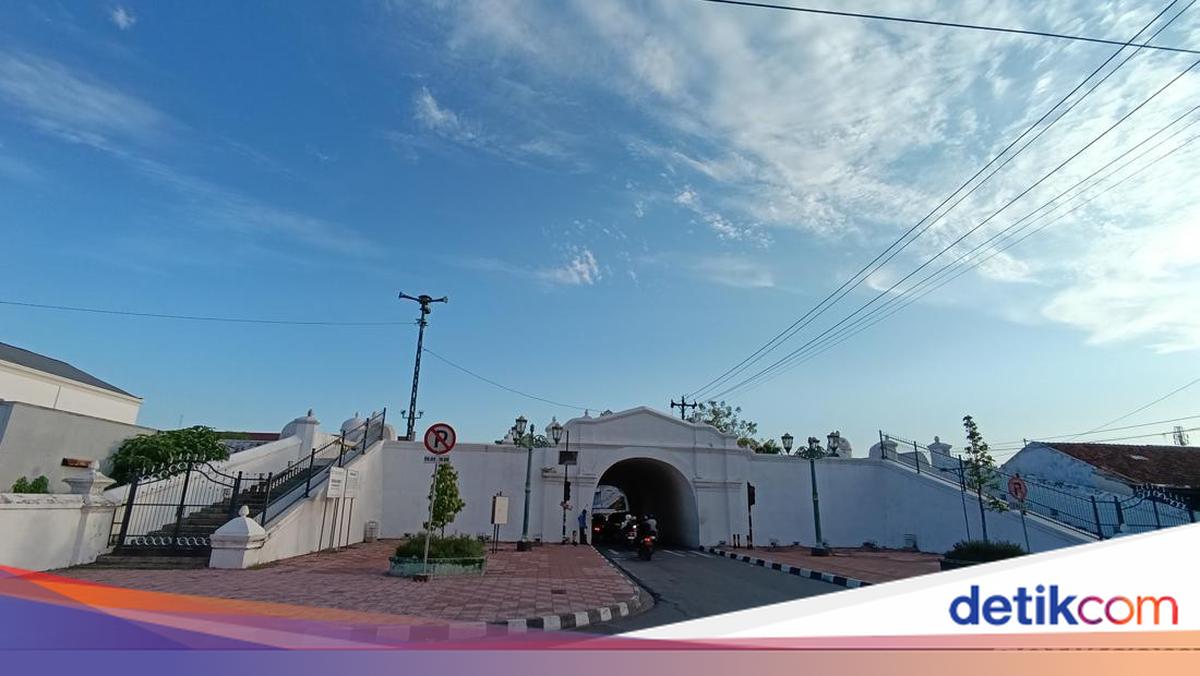 Viral Plengkung Gading Dihebohkan Sosok Nenek-nenek Tidur yang Misterius