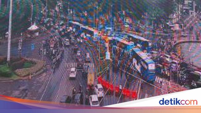 Ada Demo di Patung Kuda, Arus Lalin ke Istana Ditutup Sore Ini