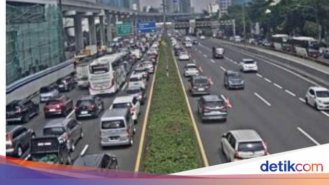 Tol Dalam Kota Macet, Antrean Kendaraan Mengular di Exit Kuningan