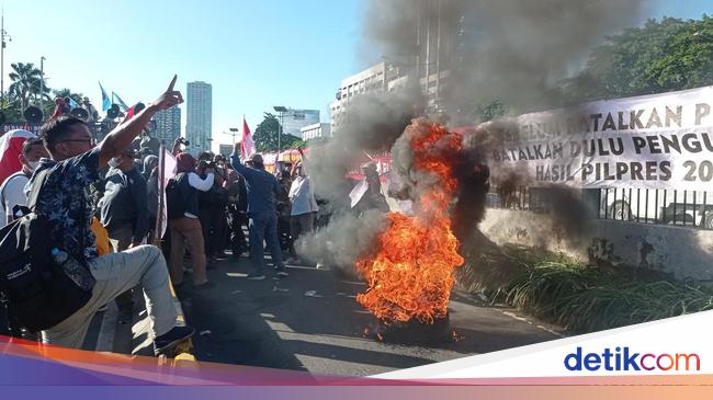 Demo di Depan DPR RI, Massa Bakar Ban di Jalur TransJ